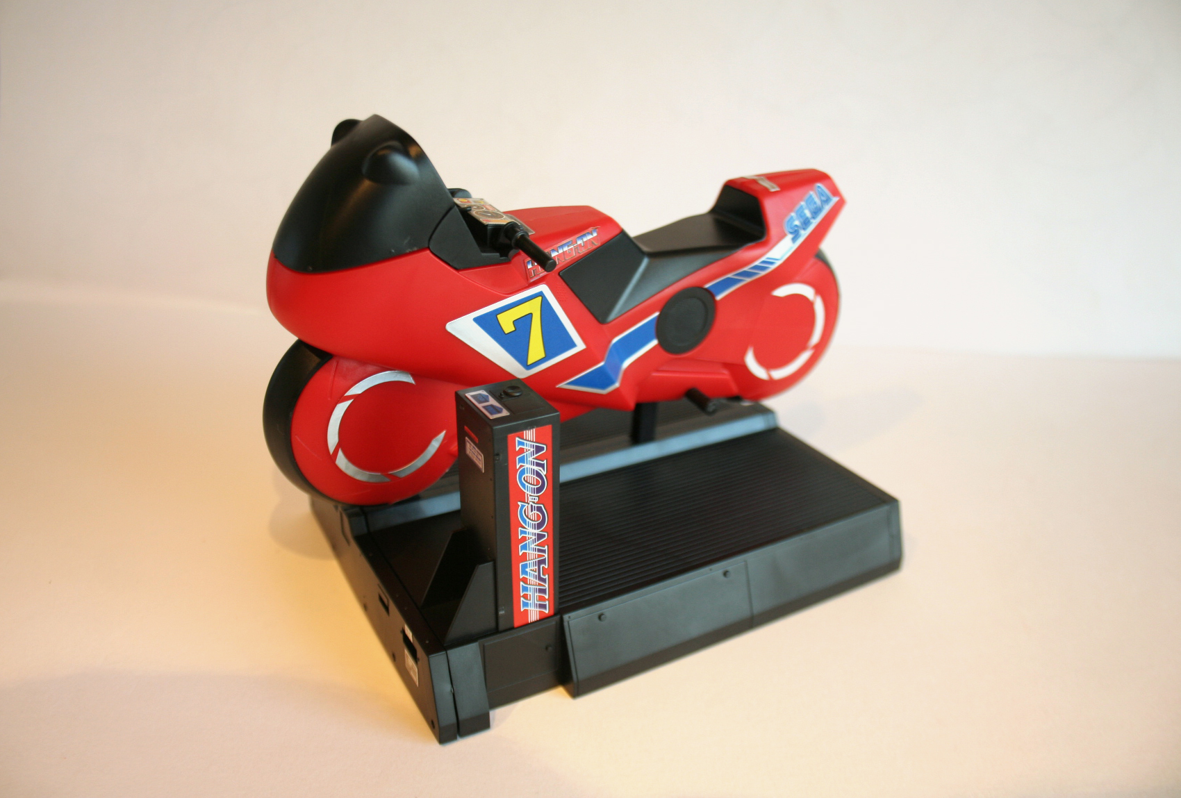 UNBOXING : Wave's Hang-On arcade cabinet model kit | SEGA Nerds